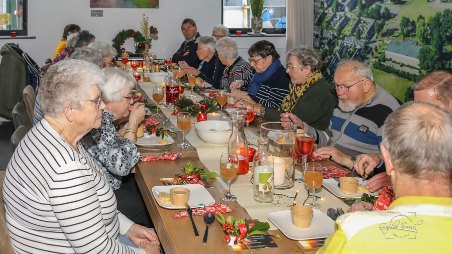 Supergezellige Kerstlunch in het Paashuis - De Veense Courant