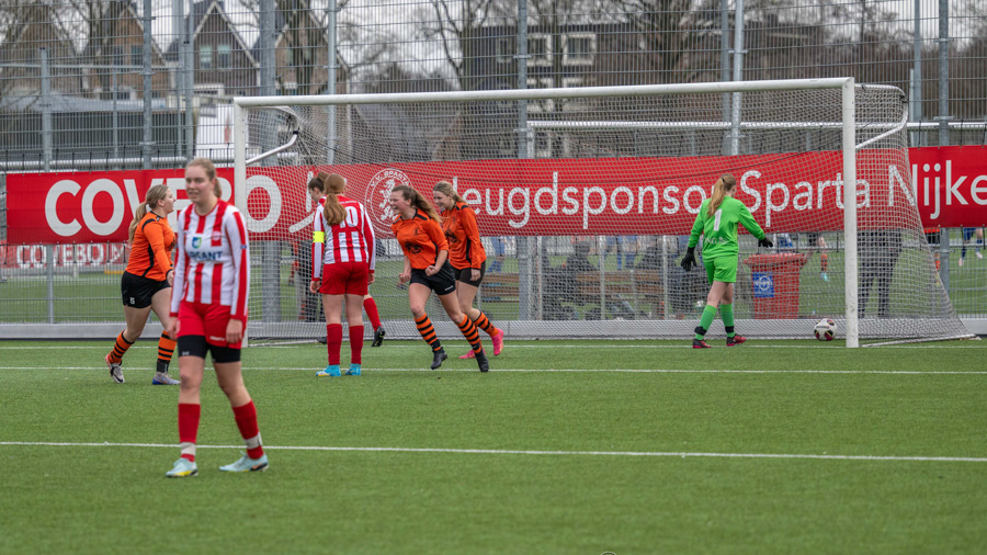 Knappe eerste overwinning voor Sparta Nijkerk MO17-1 - Het laatste ...