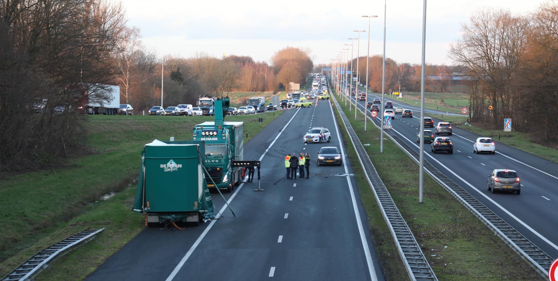Nijkerkse vrachtwagen verliest aanhanger: twee heftrucks op wegdek - Het laatste nieuws dat je ...