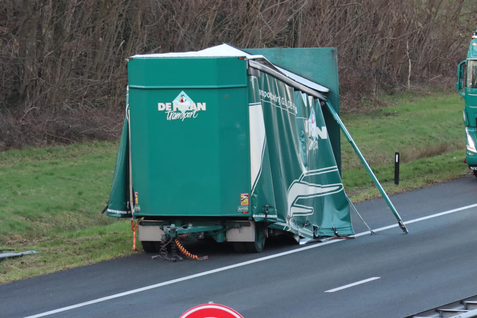 Nijkerkse vrachtwagen verliest aanhanger: twee heftrucks op wegdek - Het laatste nieuws dat je ...