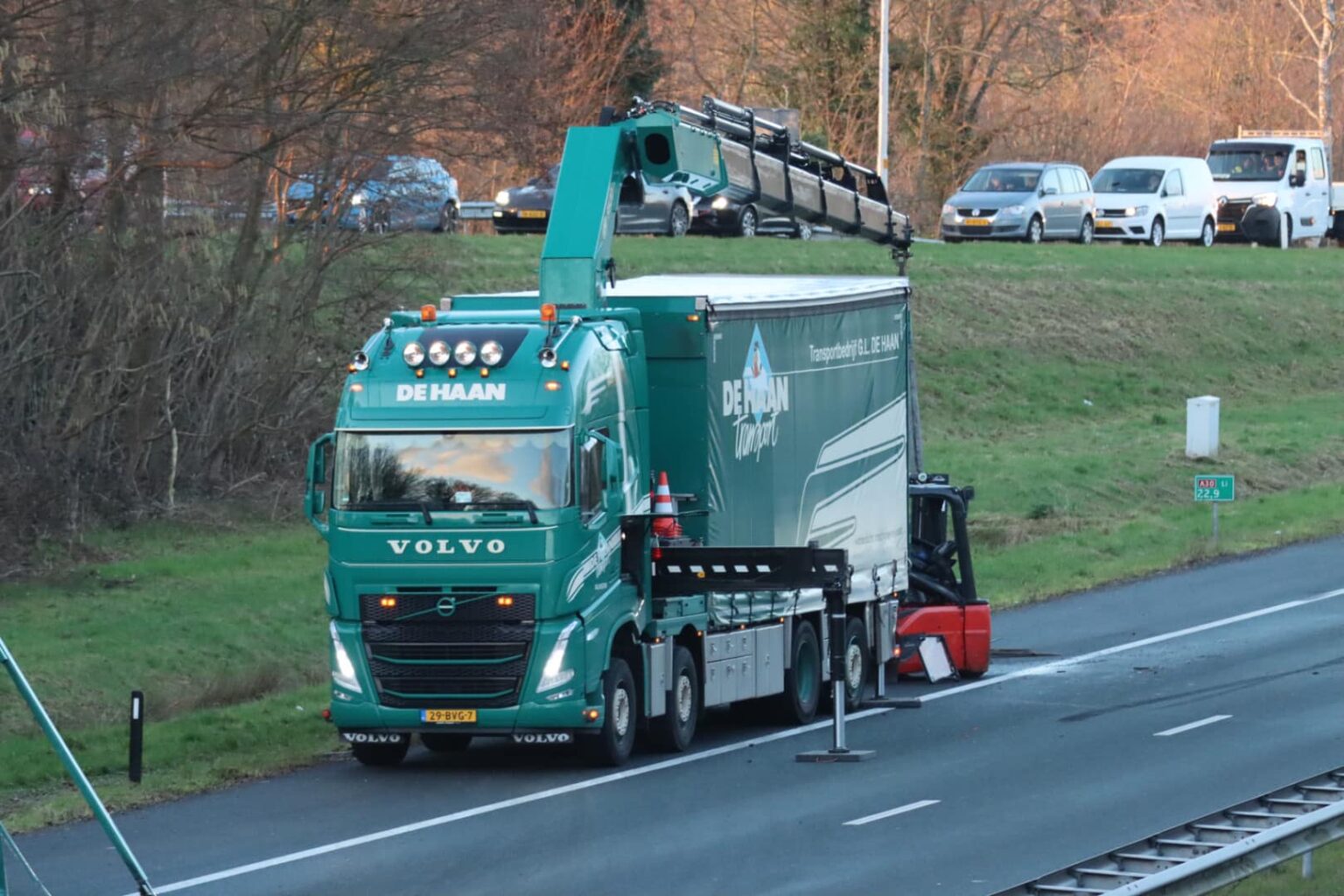 Nijkerkse vrachtwagen verliest aanhanger: twee heftrucks op wegdek - Het laatste nieuws dat je ...
