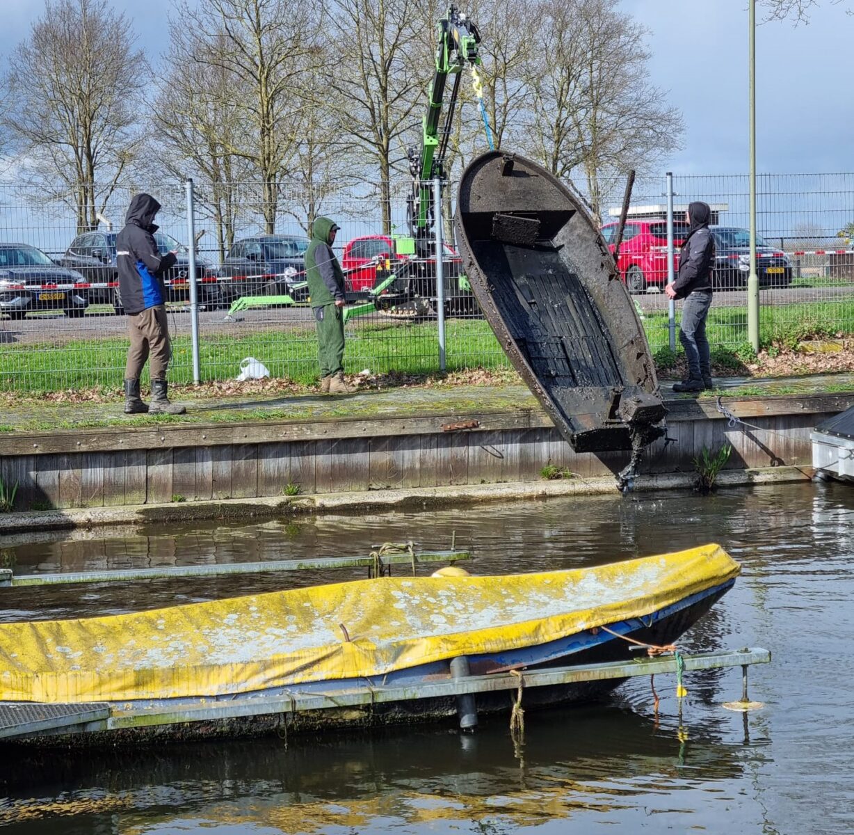 Hengelsportvereniging takelt oude bootjes uit water - Het laatste ...