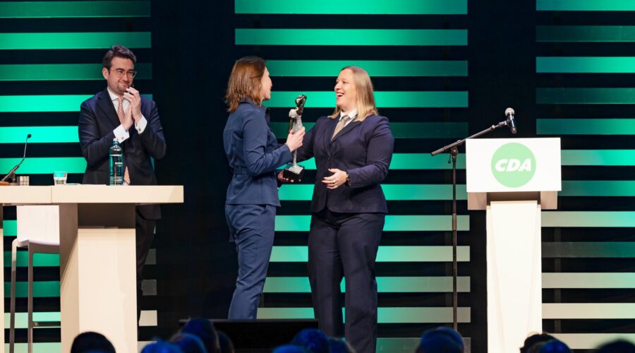 Staatssecretaris Bruins Slot krijgt prijs in Nijkerk - Het laatste ...