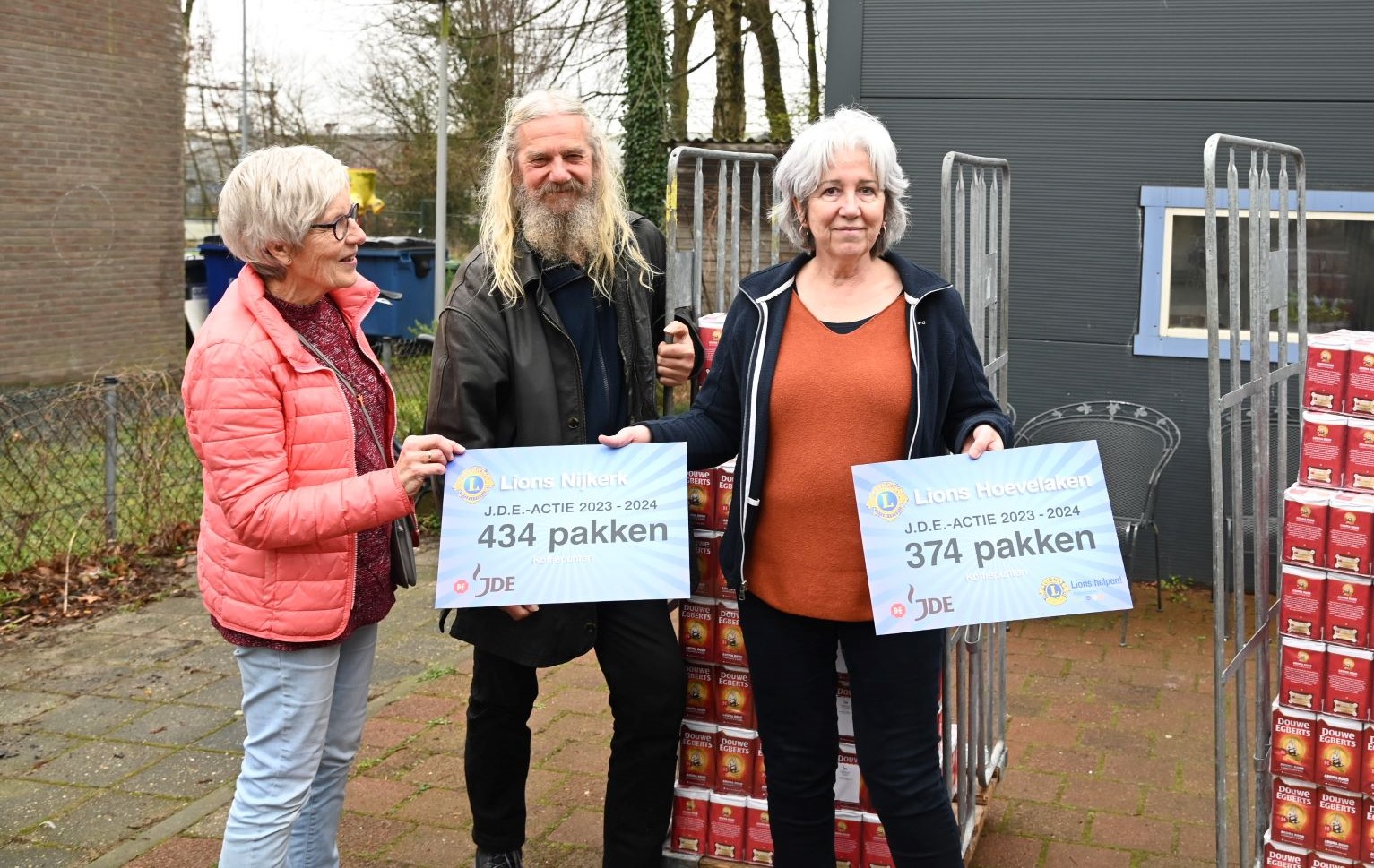 Lionsclubs Nijkerk en Hoevelaken overhandigen koffie aan voedselbank ...