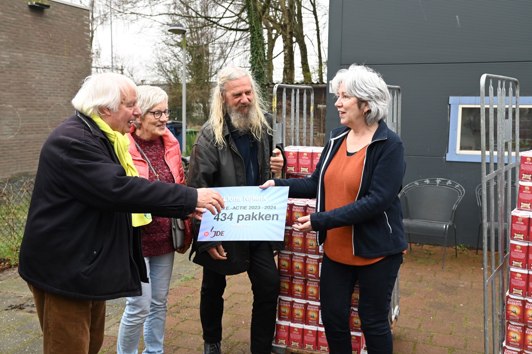 Lionsclubs Nijkerk en Hoevelaken overhandigen koffie aan voedselbank ...