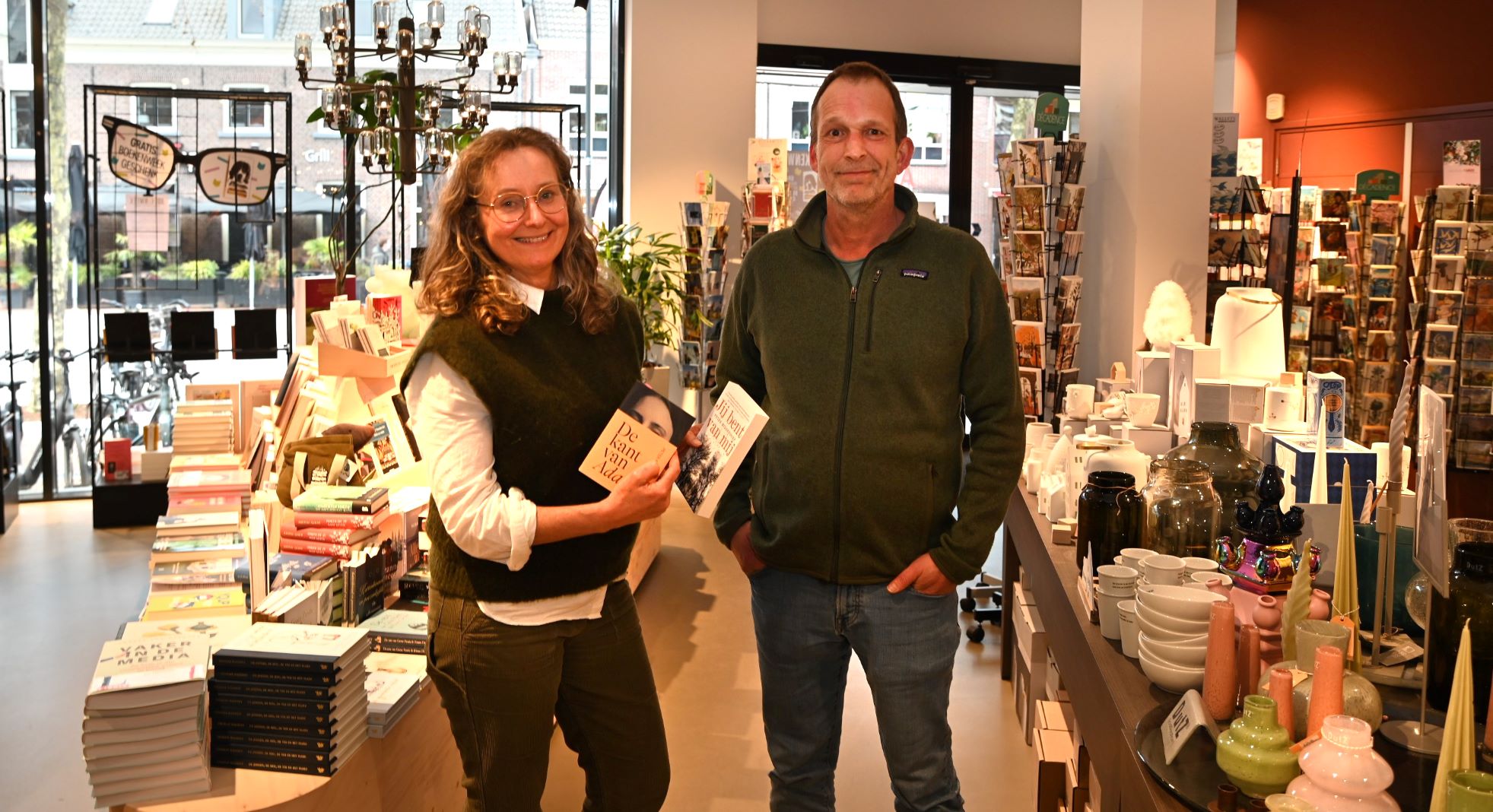 Auteurs Eva Hoeke en Peter Middendorp bezoeken boekhandel Roodbeen ...
