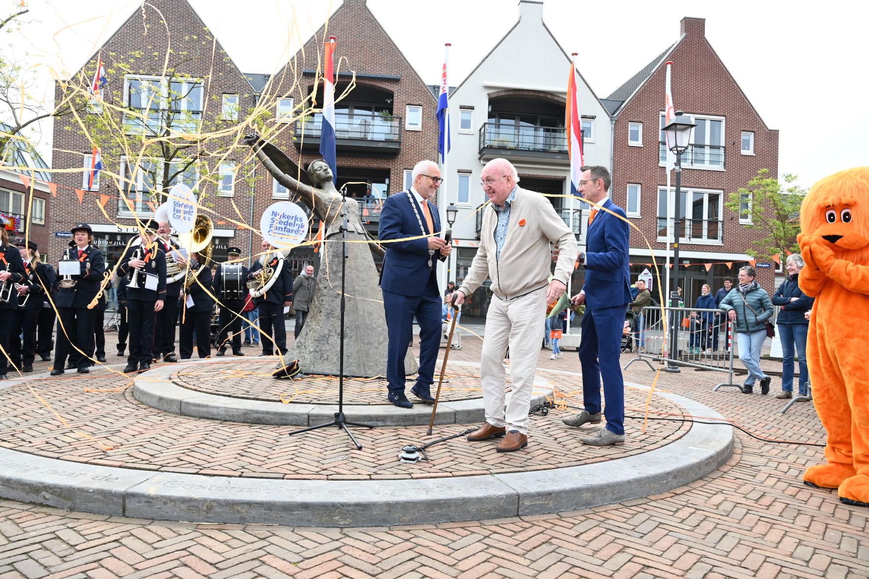 Afscheidnemende Bonno van der Zwaag opent Koningsdag Nijkerk - Het ...