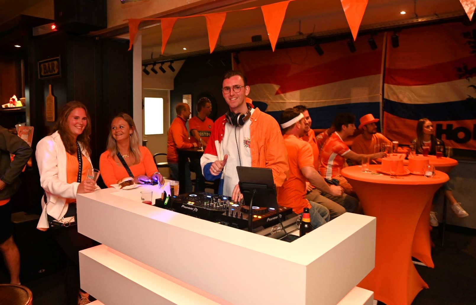 Sportcafé Watergoor helemaal vol voor Nederlands Elftal - Het laatste ...