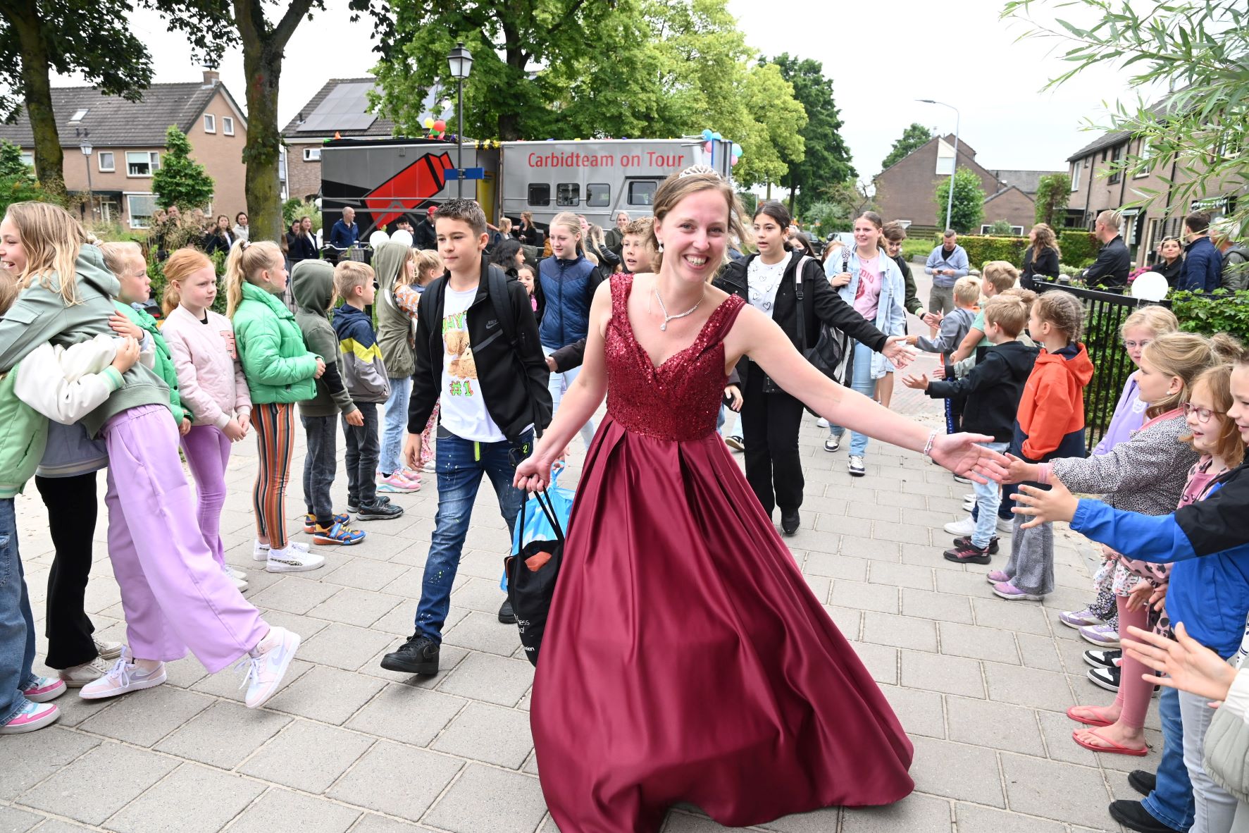 Groep 8 neemt afscheid van Horizon met lawaaioptocht - Het laatste ...