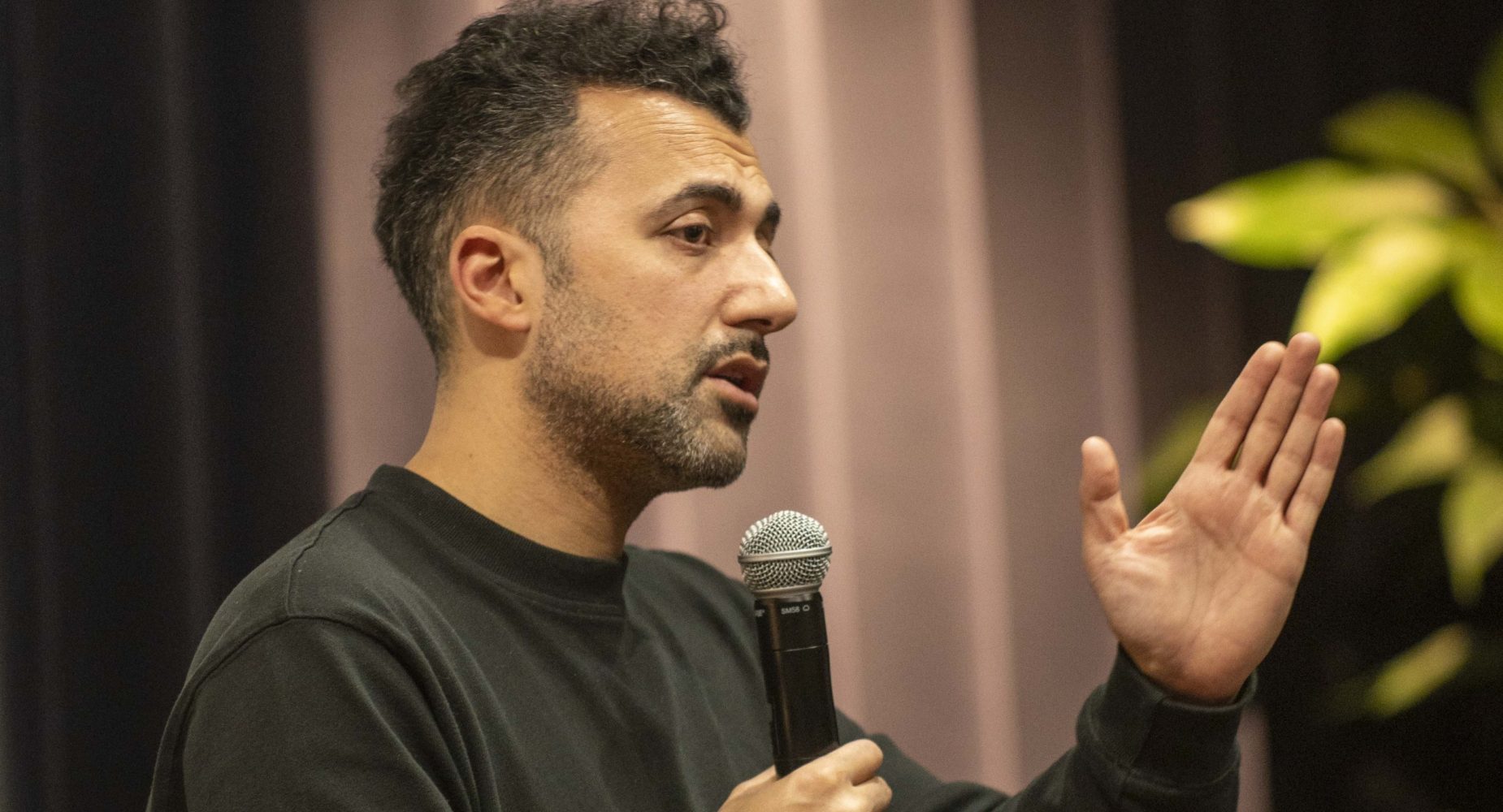 Schrijver Özcan Akyol komt naar Hoevelaken - De Veense Courant