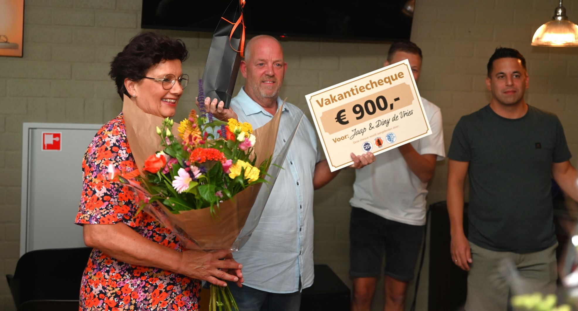 Nijkerkse sportclubs verrassen Jaap en Diny de Vries bij hun afscheid ...