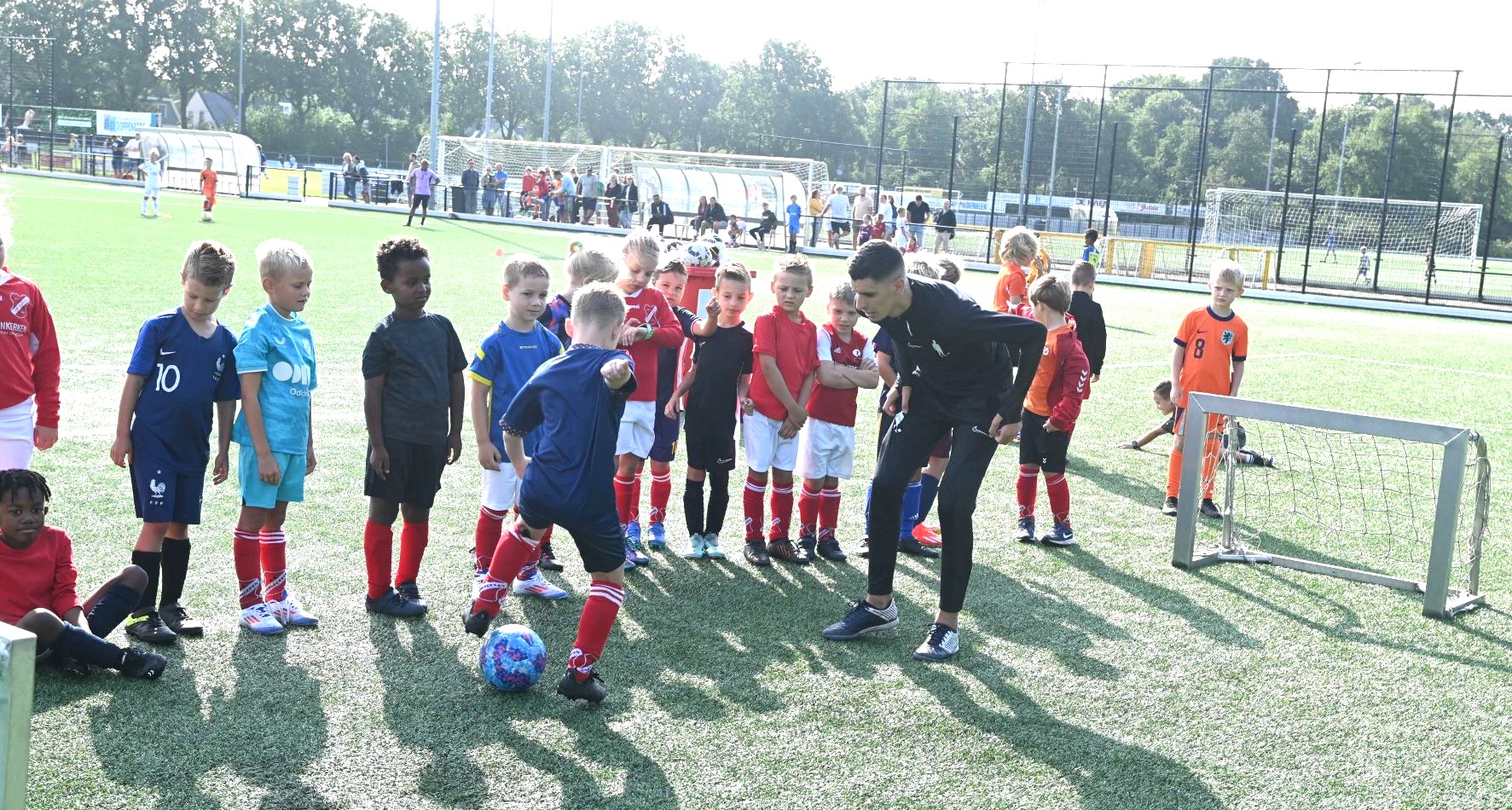 Balkunstenaar Samir vermaakt Hoevelakense jeugdleden - Het laatste ...