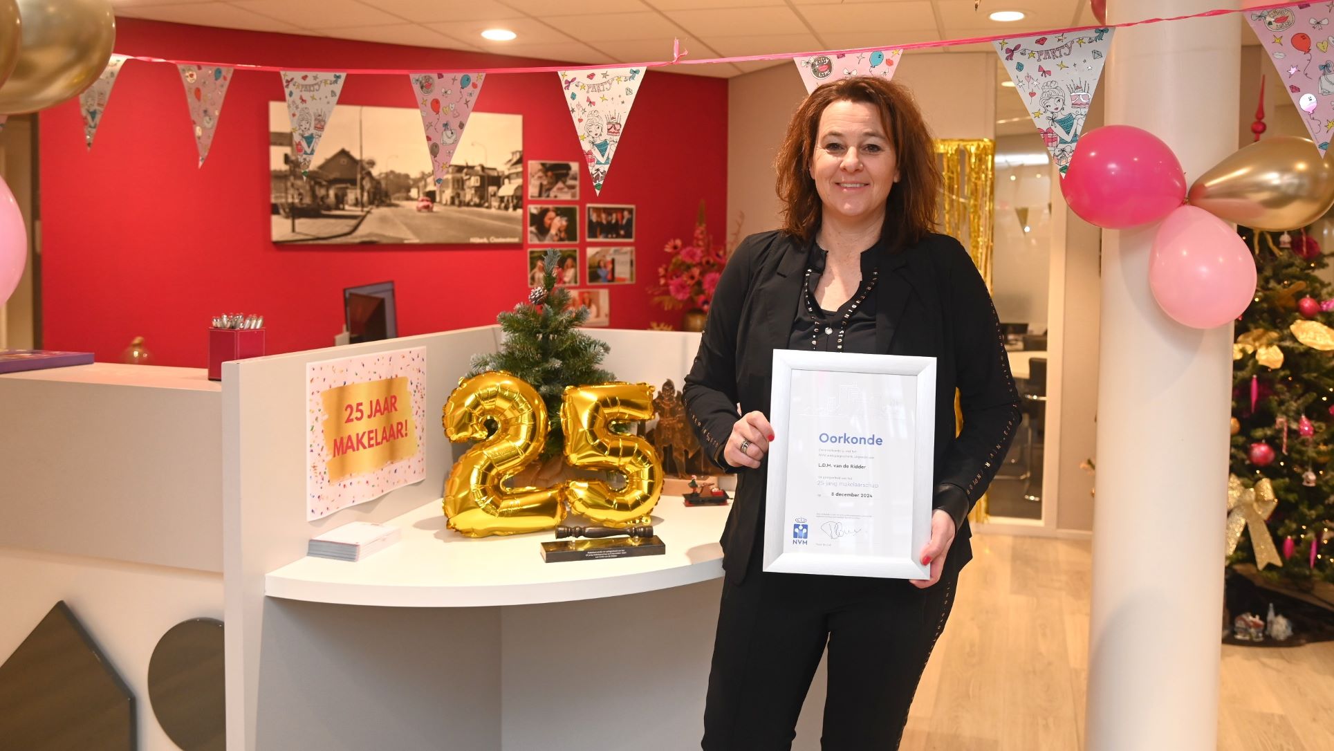 Oorkonde voor 25 jaar makelaar Linda van de Ridder - Het laatste nieuws ...