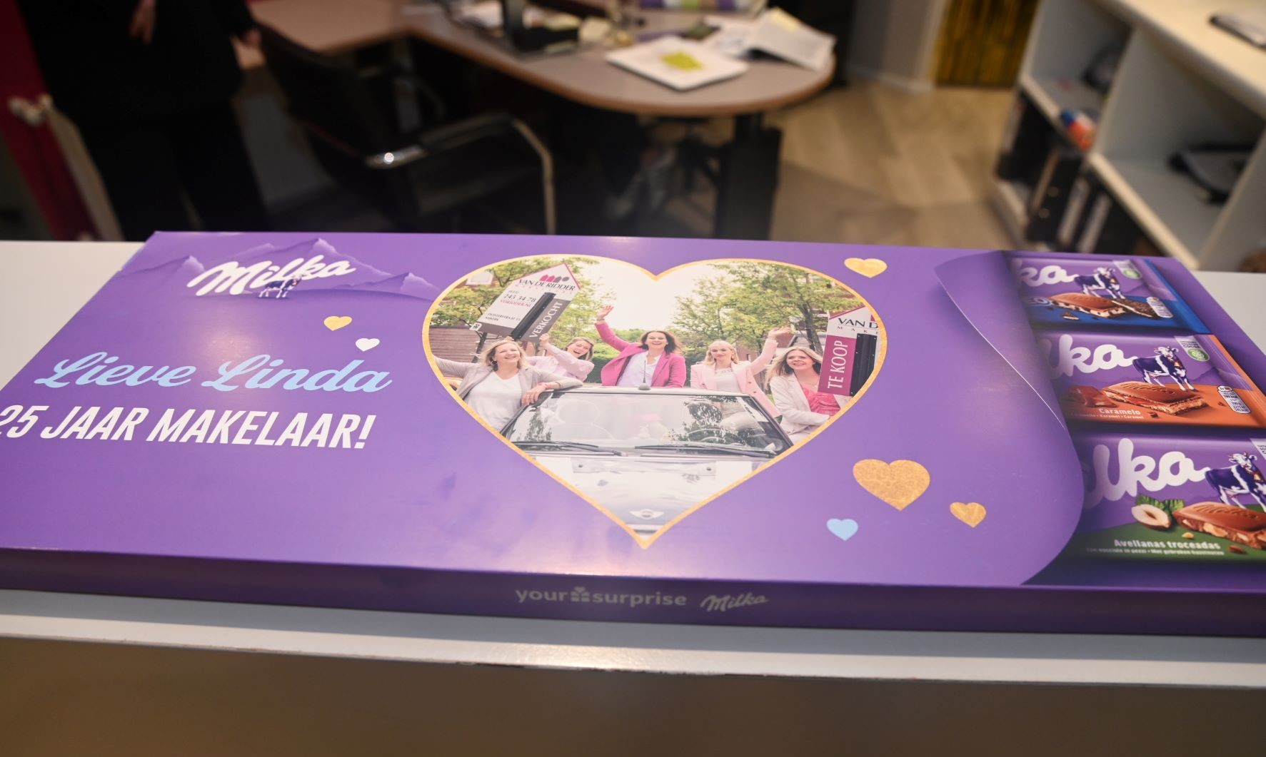 Oorkonde voor 25 jaar makelaar Linda van de Ridder - Het laatste nieuws ...