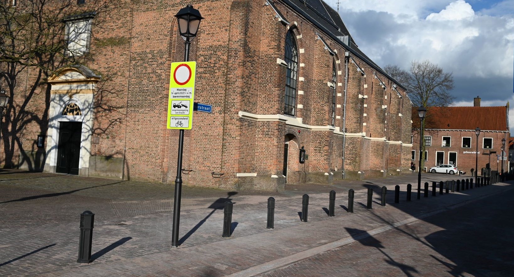 Palen naast Grote Kerk belemmeren parkeren aldaar - Het laatste nieuws ...