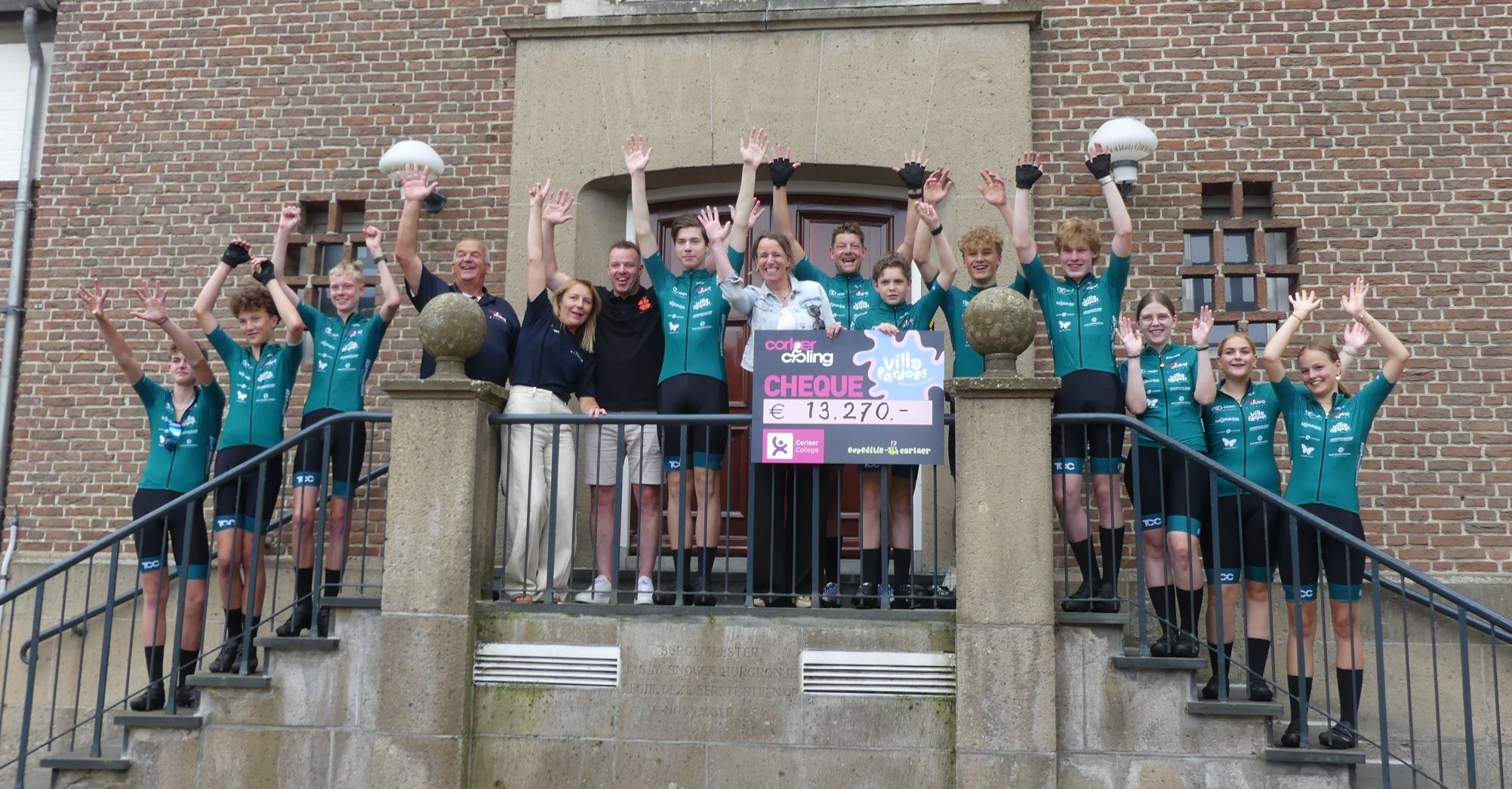 Grote cheque voor Villa Pardoes van Corlaer Cycling - Oozo.nl