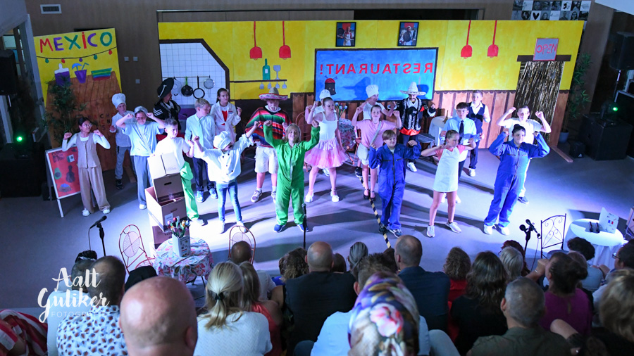 Groep 8 basisschool De Koningslinde schittert met musical “Vlam in de ...