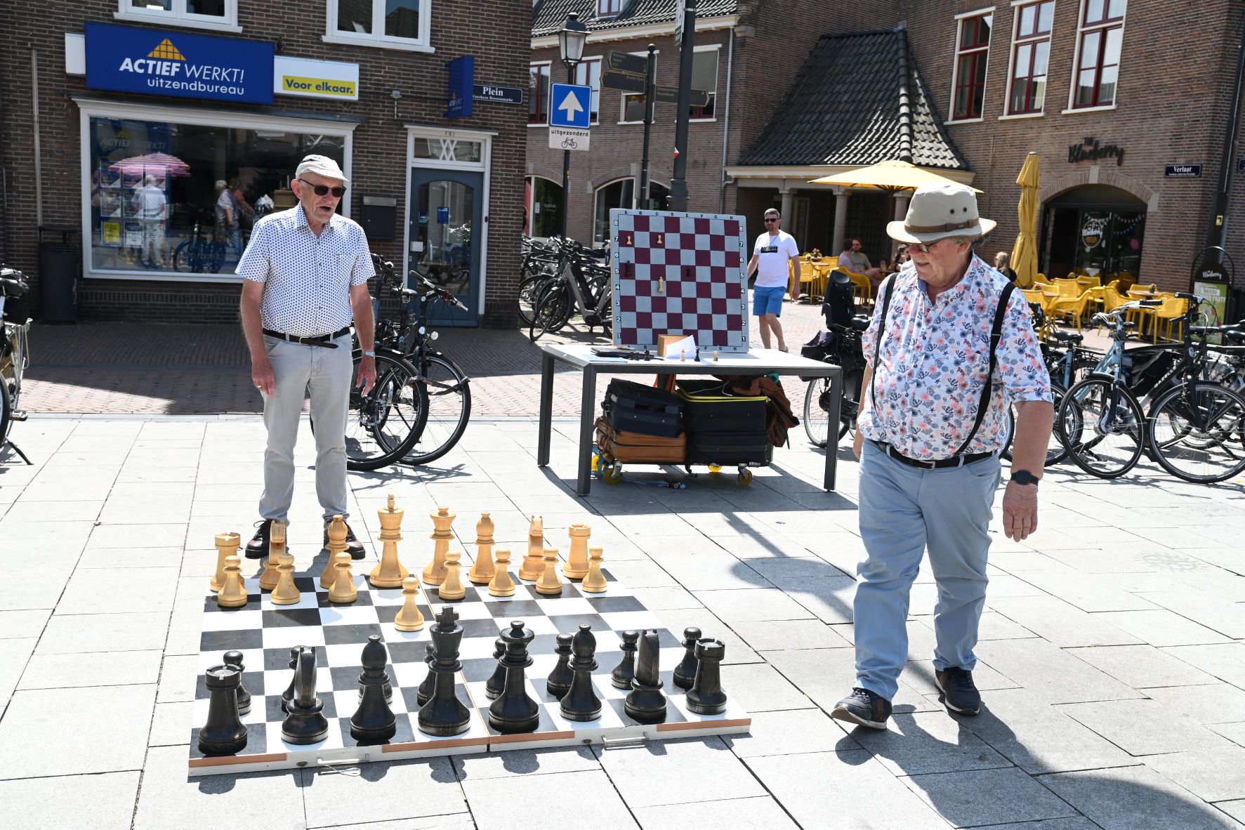 Schaakinstuif op heet Plein in Nijkerk - Het laatste nieuws dat je straks overal leest