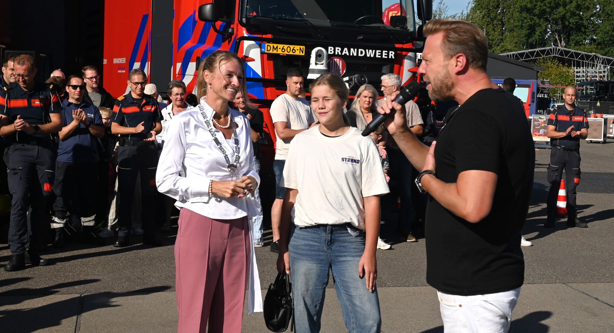 DJ Tim Klijn en burgemeester De Jonge openen Brandweer-dag Nijkerk ...