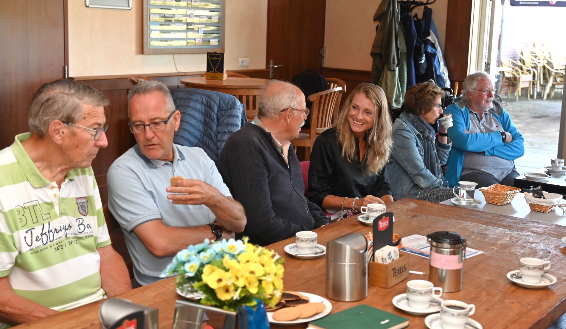 Nijkerkse burgemeester bezoekt wandelgroep voor mensen met ...