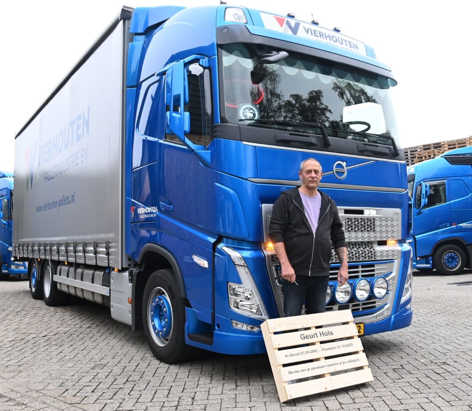 Geurt Hols uit Hoevelaken met pensioen en met 7 trucks opgehaald - Het ...